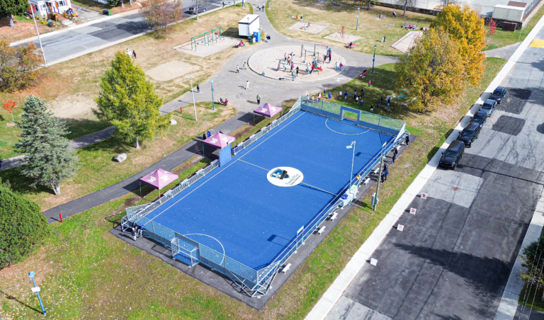 Lotbinière et Cowansville obtiennent un mini-terrain multisports de la ...
